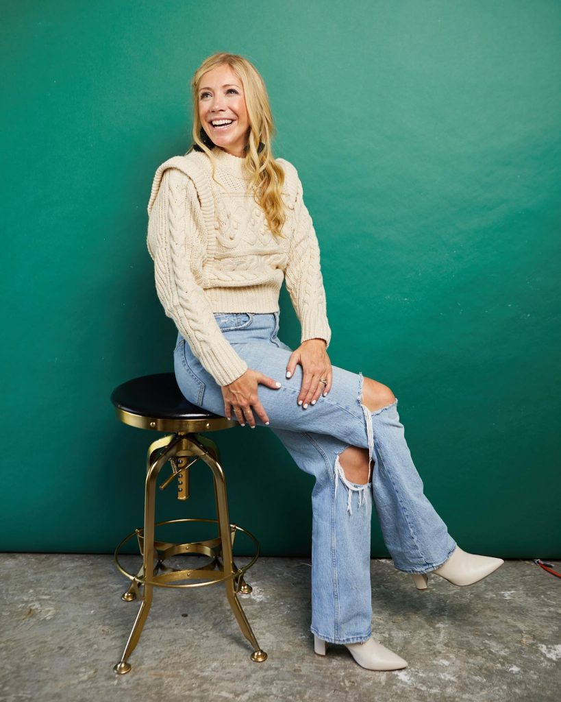 ELLIE HOLCOMB: BIOGRAPHY, AWARDS, CAREER BREAKTHROUGH, FAMILY, NETWORTH ...